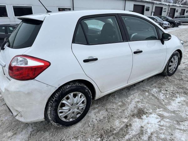 Balts Toyota Auris 2011 Utena, ar dzinēja tilpumu 1.36 L un nobraukumu 334 tūkst. km par 1650 €, foto 3 vietnē AUTOMOTO.COM.LV