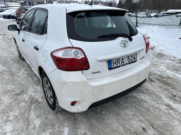White Toyota Auris 2011 in Utena, with an engine capacity of 1.36 L and mileage of 300 thousand km for 1250 €, photo 2 on AUTOMOTO.COM.LV