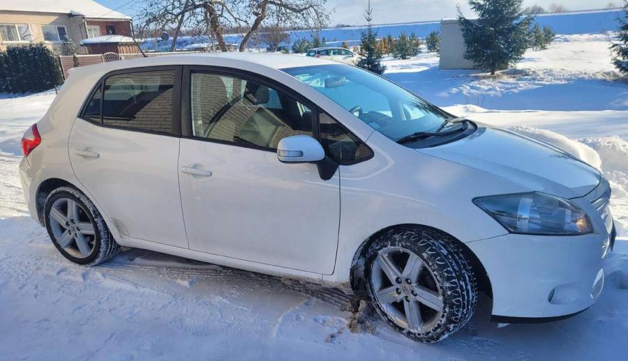 White Toyota Auris 2011 in Taurage, with an engine capacity of 1.36 L and mileage of 236 thousand km for 3400 €, photo 1 on AUTOMOTO.COM.LV