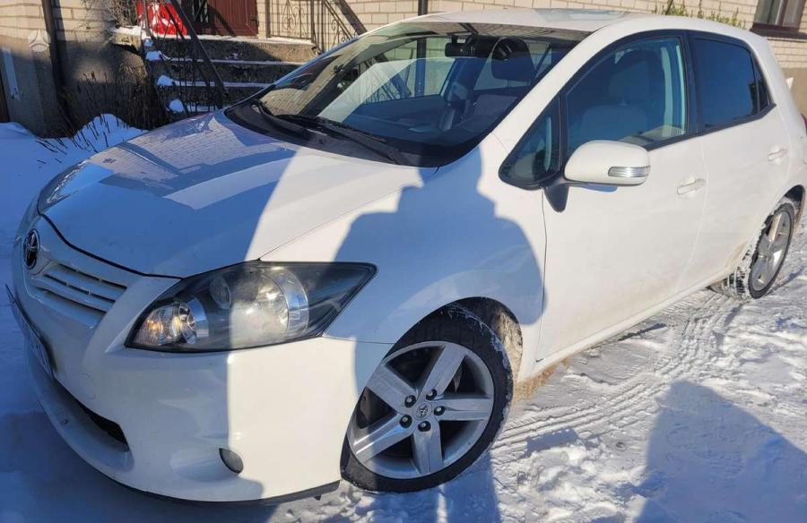 White Toyota Auris 2011 in Taurage, with an engine capacity of 1.36 L and mileage of 236 thousand km for 3400 €, photo 2 on AUTOMOTO.COM.LV