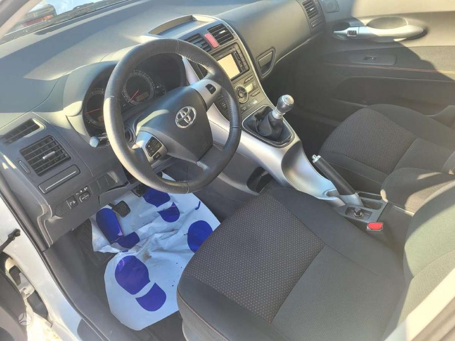 White Toyota Auris 2011 in Taurage, with an engine capacity of 1.36 L and mileage of 236 thousand km for 3400 €, photo 7 on AUTOMOTO.COM.LV