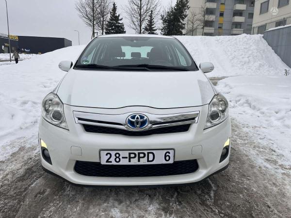 White Toyota Auris 2011 in Vilnius, with an engine capacity of 1.80 L and mileage of 241 thousand km for 6950 €, photo 2 on AUTOMOTO.COM.LV