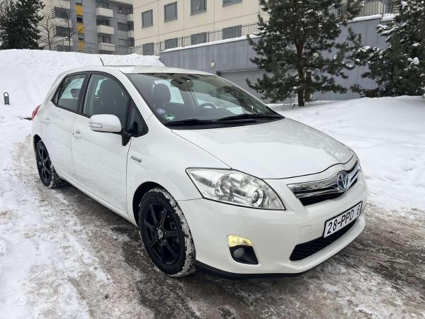 White Toyota Auris 2011 in Vilnius, with an engine capacity of 1.80 L and mileage of 241 thousand km for 6950 €, photo 3 on AUTOMOTO.COM.LV