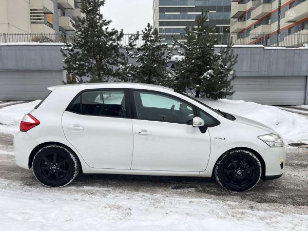 White Toyota Auris 2011 in Vilnius, with an engine capacity of 1.80 L and mileage of 241 thousand km for 6950 €, photo 4 on AUTOMOTO.COM.LV
