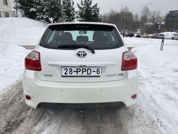 White Toyota Auris 2011 in Vilnius, with an engine capacity of 1.80 L and mileage of 241 thousand km for 6950 €, photo 6 on AUTOMOTO.COM.LV