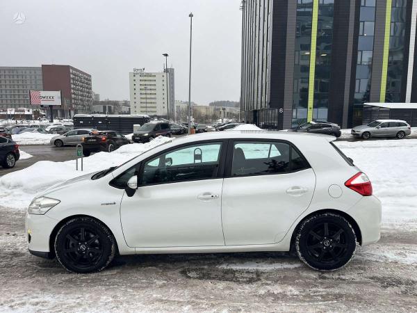 White Toyota Auris 2011 in Vilnius, with an engine capacity of 1.80 L and mileage of 241 thousand km for 6950 €, photo 8 on AUTOMOTO.COM.LV