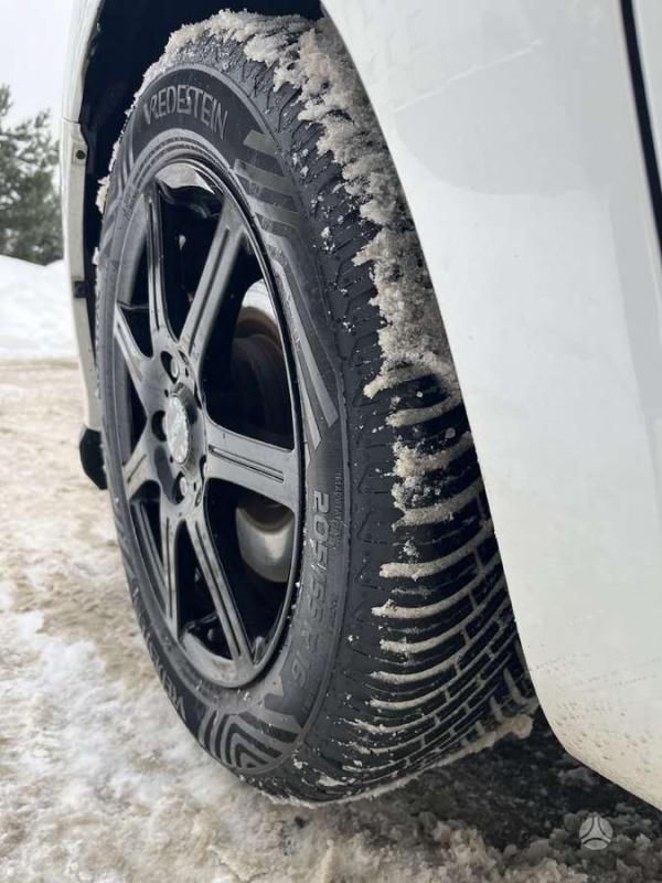 White Toyota Auris 2011 in Vilnius, with an engine capacity of 1.80 L and mileage of 241 thousand km for 6950 €, photo 11 on AUTOMOTO.COM.LV