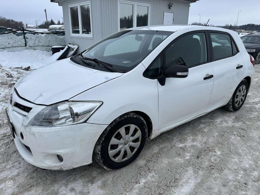 White Toyota Auris 2011 in Utena, with an engine capacity of 1.36 L and mileage of 330 thousand km for 1300 €, photo 3 on AUTOMOTO.COM.LV