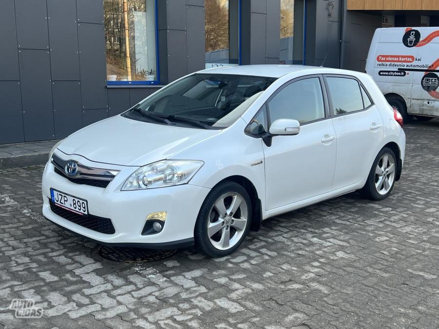 White Toyota Auris 2011 in Vilnius, with an engine capacity of 1.80 L and mileage of 249 thousand km for 5300 €, photo 1 on AUTOMOTO.COM.LV