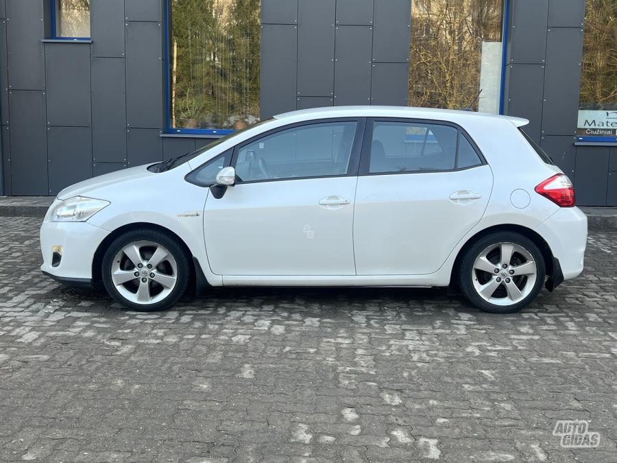 White Toyota Auris 2011 in Vilnius, with an engine capacity of 1.80 L and mileage of 249 thousand km for 5300 €, photo 2 on AUTOMOTO.COM.LV