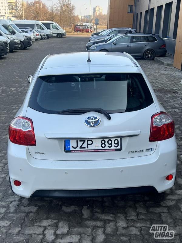 White Toyota Auris 2011 in Vilnius, with an engine capacity of 1.80 L and mileage of 249 thousand km for 5300 €, photo 4 on AUTOMOTO.COM.LV