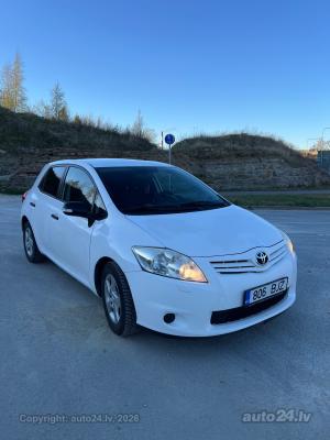 Balts Toyota Auris 2011 Tallina, ar dzinēja tilpumu 1.40 L un nobraukumu 301 tūkst. km par 3850 €, foto  vietnē AUTOMOTO.COM.LV