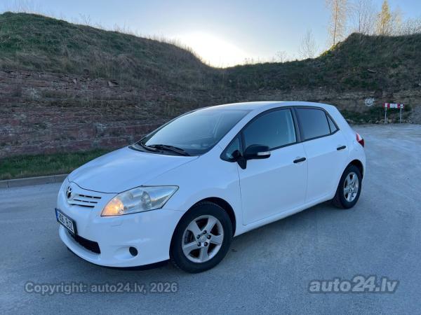 White Toyota Auris 2011 in Tallinn, with an engine capacity of 1.40 L and mileage of 301 thousand km for 3850 €, photo 3 on AUTOMOTO.COM.LV
