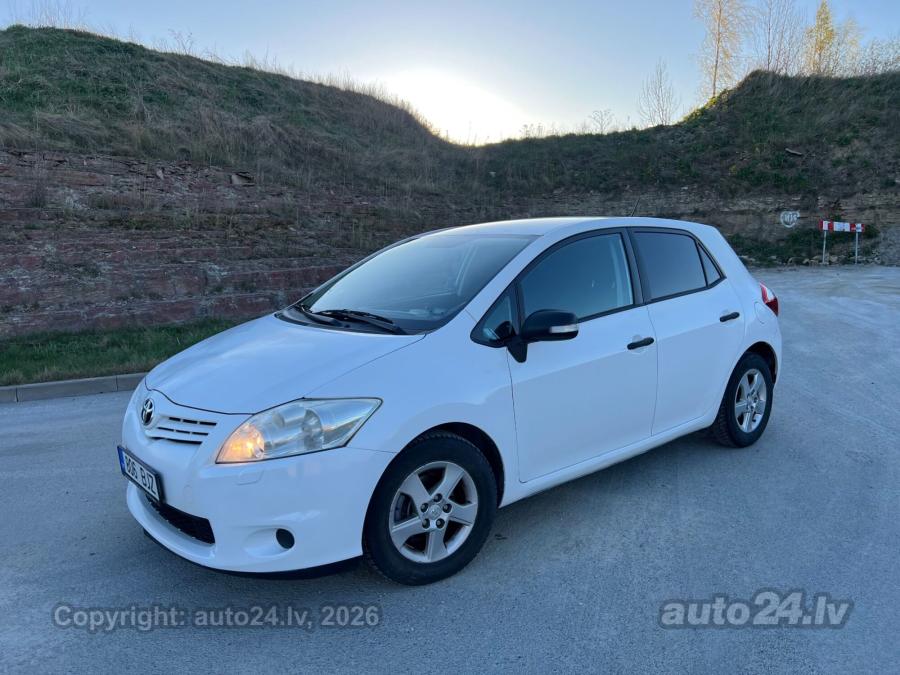 Balts Toyota Auris 2011 Tallina, ar dzinēja tilpumu 1.40 L un nobraukumu 301 tūkst. km par 3850 €, foto 4 vietnē AUTOMOTO.COM.LV