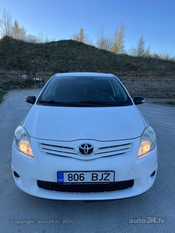 White Toyota Auris 2011 in Tallinn, with an engine capacity of 1.40 L and mileage of 301 thousand km for 3850 €, photo 4 on AUTOMOTO.COM.LV
