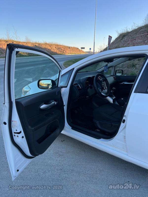 White Toyota Auris 2011 in Tallinn, with an engine capacity of 1.40 L and mileage of 301 thousand km for 3850 €, photo 6 on AUTOMOTO.COM.LV