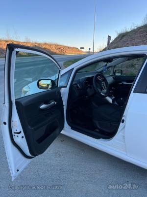 Balts Toyota Auris 2011 Tallina, ar dzinēja tilpumu 1.40 L un nobraukumu 301 tūkst. km par 3850 €, foto 7 vietnē AUTOMOTO.COM.LV