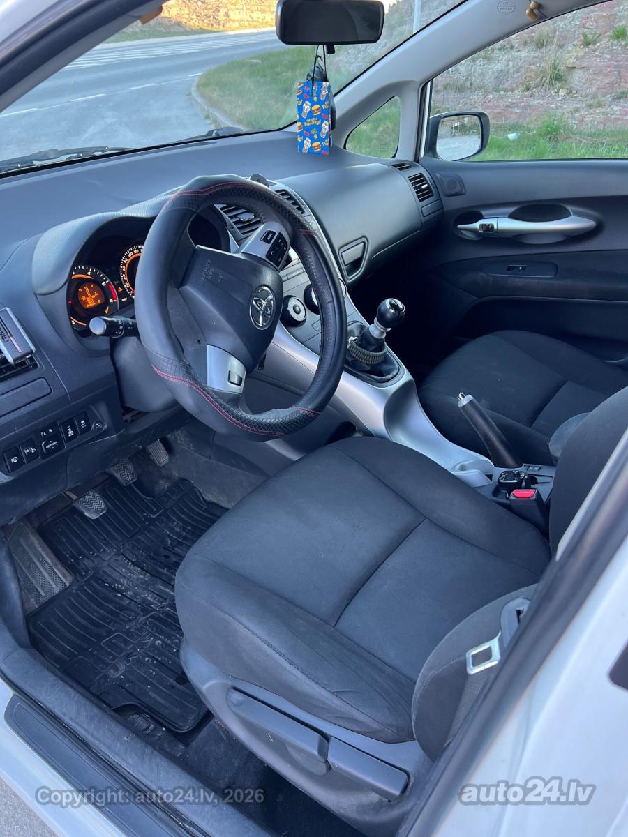 Balts Toyota Auris 2011 Tallina, ar dzinēja tilpumu 1.40 L un nobraukumu 301 tūkst. km par 3850 €, foto 9 vietnē AUTOMOTO.COM.LV