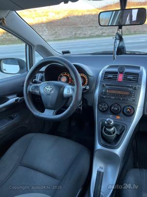 Balts Toyota Auris 2011 Tallina, ar dzinēja tilpumu 1.40 L un nobraukumu 301 tūkst. km par 3850 €, foto 10 vietnē AUTOMOTO.COM.LV