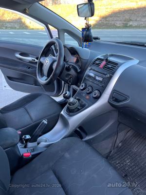 Balts Toyota Auris 2011 Tallina, ar dzinēja tilpumu 1.40 L un nobraukumu 301 tūkst. km par 3850 €, foto 11 vietnē AUTOMOTO.COM.LV