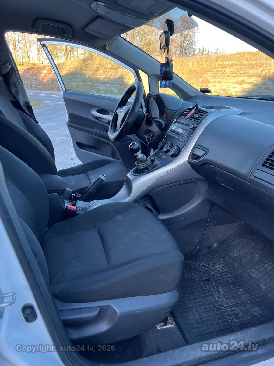 Balts Toyota Auris 2011 Tallina, ar dzinēja tilpumu 1.40 L un nobraukumu 301 tūkst. km par 3850 €, foto 14 vietnē AUTOMOTO.COM.LV
