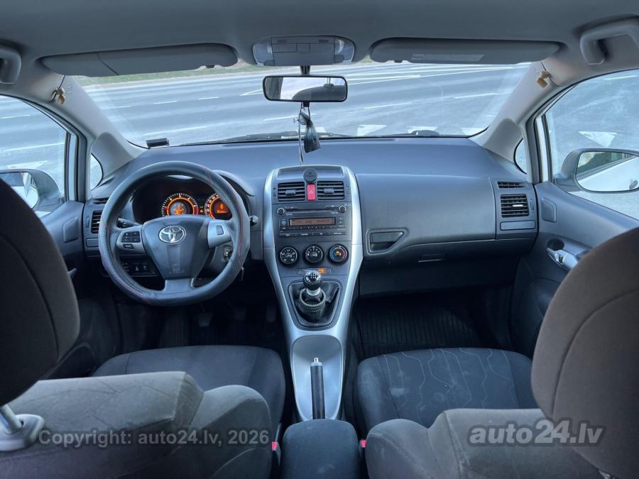 Balts Toyota Auris 2011 Tallina, ar dzinēja tilpumu 1.40 L un nobraukumu 301 tūkst. km par 3850 €, foto 17 vietnē AUTOMOTO.COM.LV