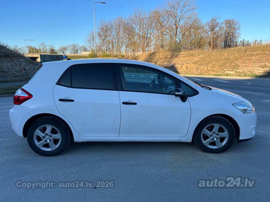 Balts Toyota Auris 2011 Tallina, ar dzinēja tilpumu 1.40 L un nobraukumu 301 tūkst. km par 3850 €, foto 20 vietnē AUTOMOTO.COM.LV