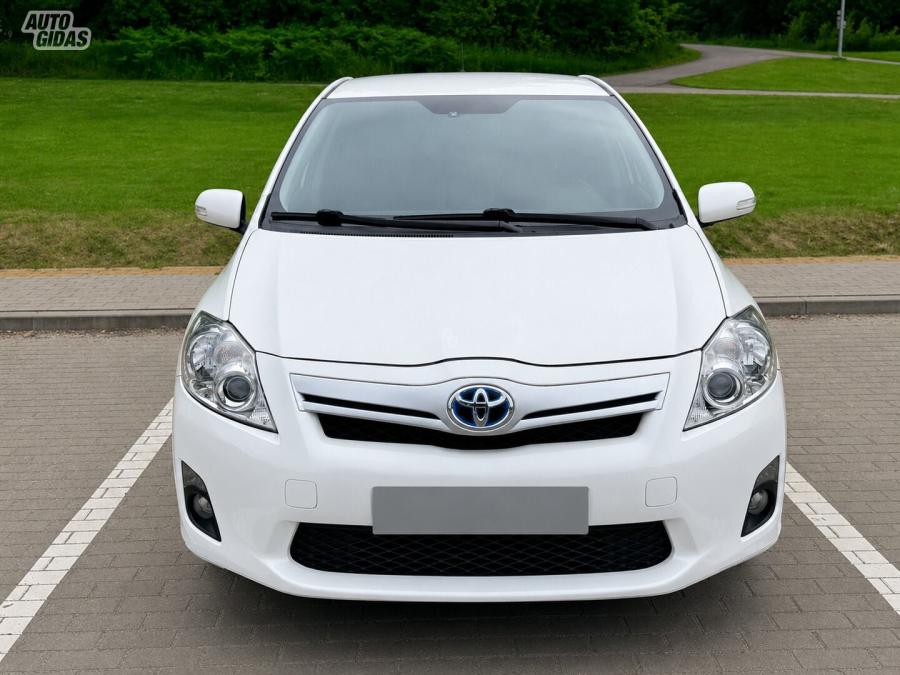 White Toyota Auris 2011 in Ukmerge, with an engine capacity of 1.80 L and mileage of 203 thousand km for 6450 €, photo 3 on AUTOMOTO.COM.LV