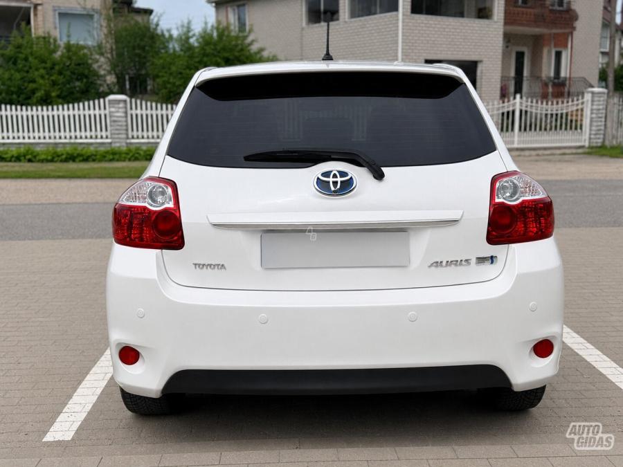 White Toyota Auris 2011 in Ukmerge, with an engine capacity of 1.80 L and mileage of 203 thousand km for 6450 €, photo 6 on AUTOMOTO.COM.LV