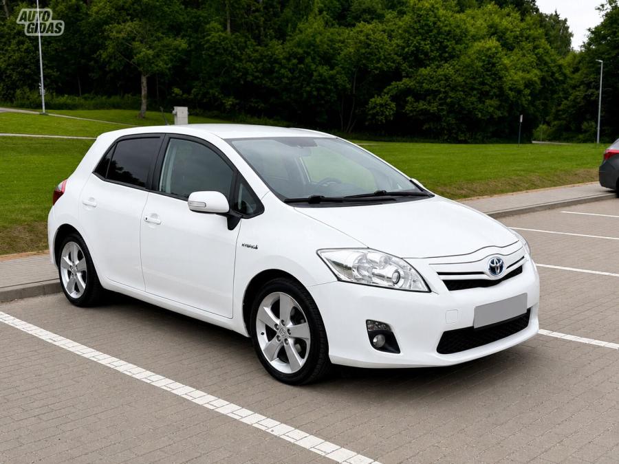 White Toyota Auris 2011 in Ukmerge, with an engine capacity of 1.80 L and mileage of 203 thousand km for 6450 €, photo 9 on AUTOMOTO.COM.LV