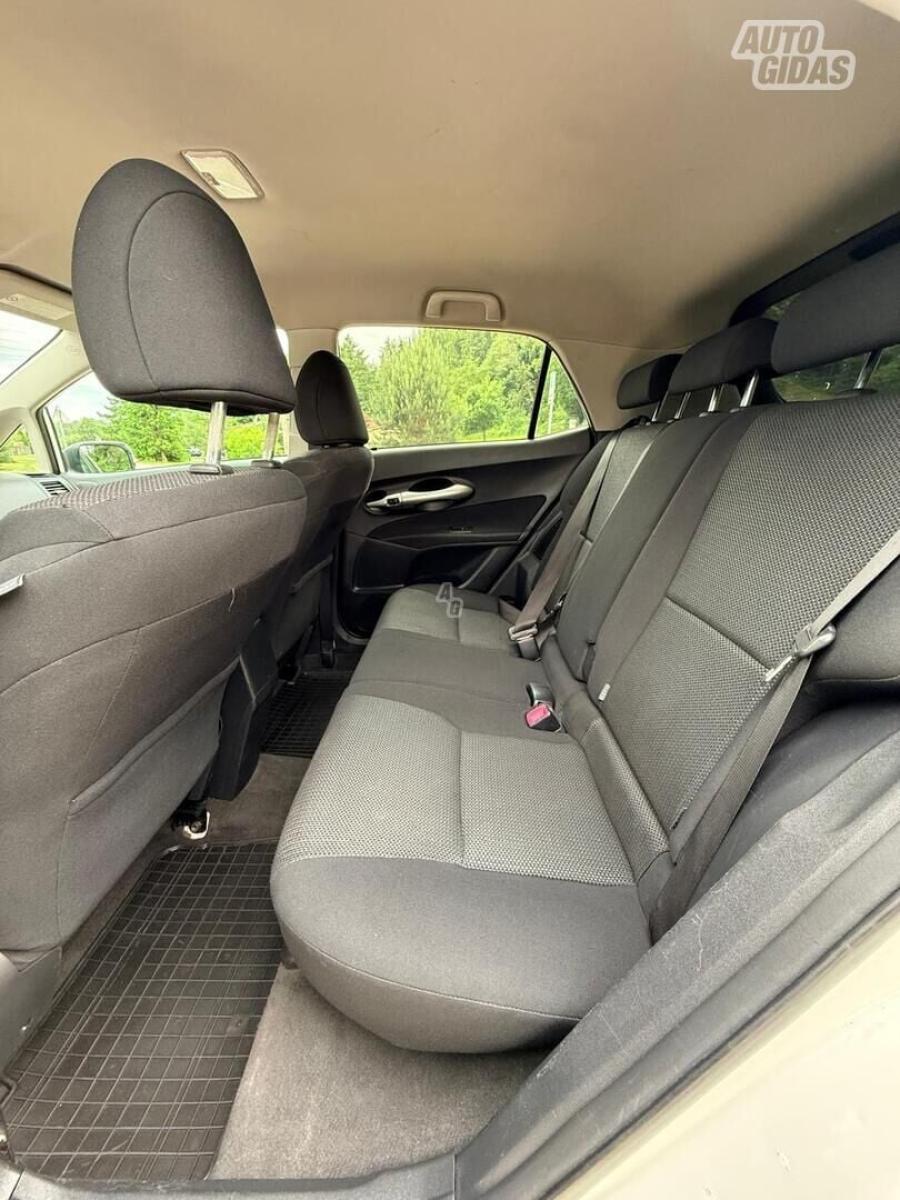 White Toyota Auris 2011 in Ukmerge, with an engine capacity of 1.80 L and mileage of 203 thousand km for 6450 €, photo 14 on AUTOMOTO.COM.LV