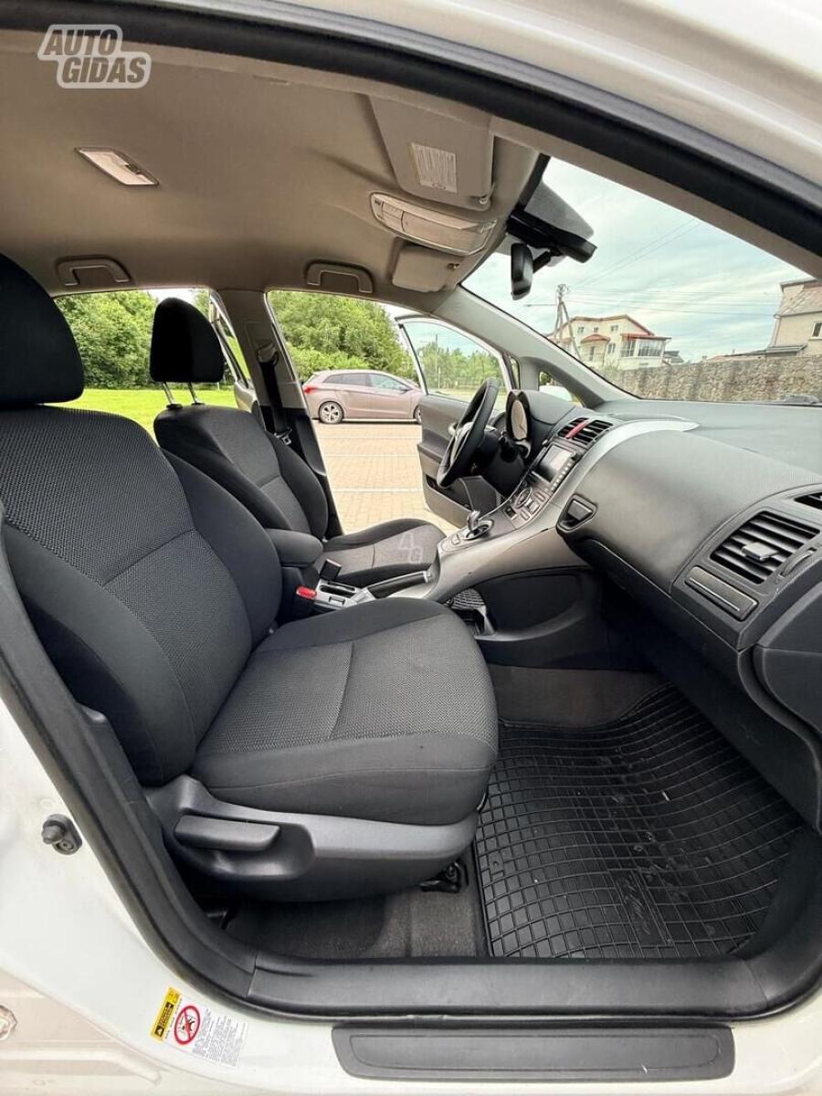 White Toyota Auris 2011 in Ukmerge, with an engine capacity of 1.80 L and mileage of 203 thousand km for 6450 €, photo 27 on AUTOMOTO.COM.LV