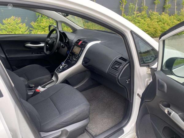 Balts Toyota Auris 2011 Viļņa, ar dzinēja tilpumu 1.80 L un nobraukumu 211 tūkst. km par 6999 €, foto 9 vietnē AUTOMOTO.COM.LV
