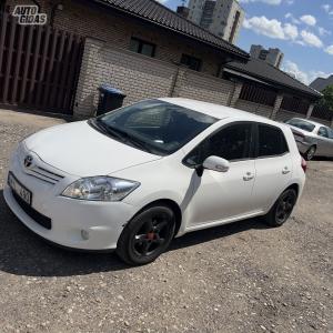 White Toyota Auris 2011 in Vilnius, with an engine capacity of 2.00 L and mileage of 272 thousand km for 4000 €, photo  on AUTOMOTO.COM.LV