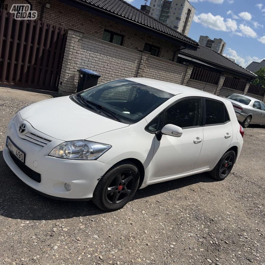 White Toyota Auris 2011 in Vilnius, with an engine capacity of 2.00 L and mileage of 272 thousand km for 4000 €, photo 1 on AUTOMOTO.COM.LV