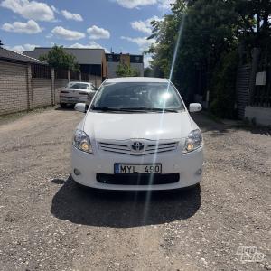 White Toyota Auris 2011 in Vilnius, with an engine capacity of 2.00 L and mileage of 272 thousand km for 4000 €, photo 3 on AUTOMOTO.COM.LV