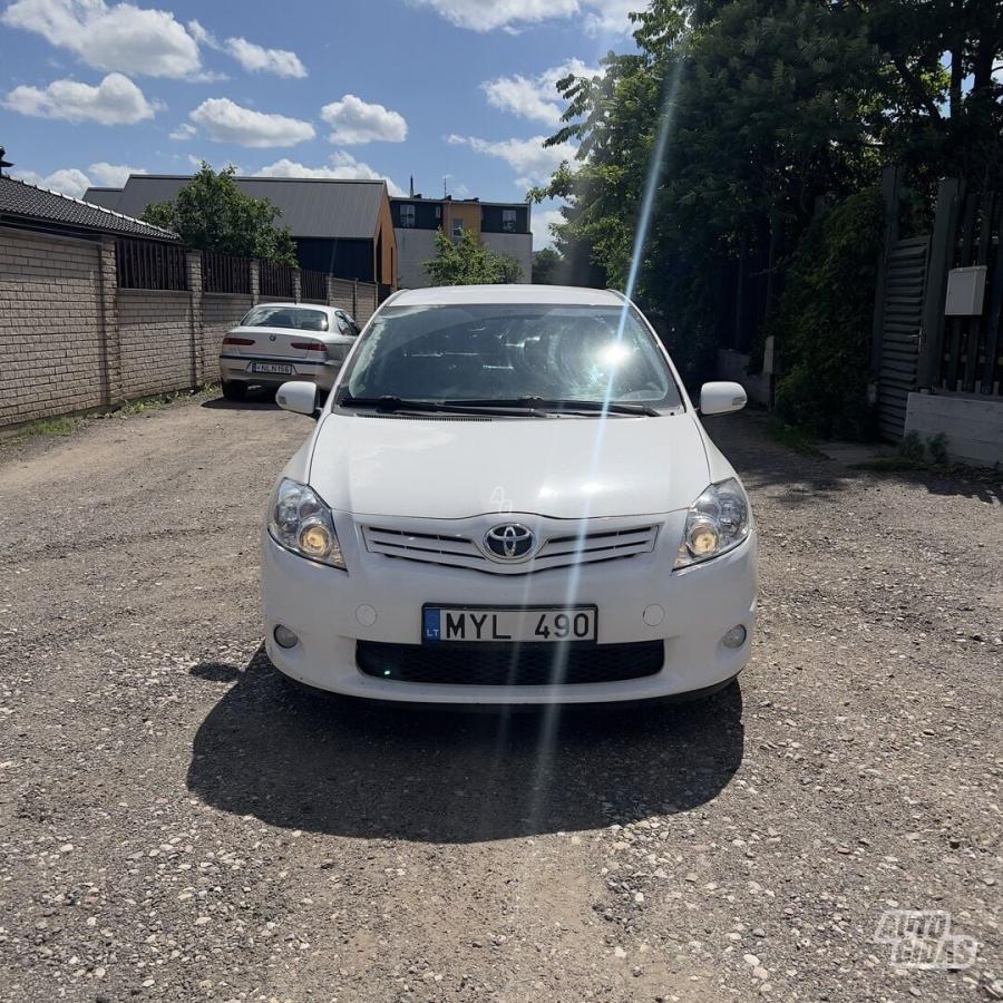 White Toyota Auris 2011 in Vilnius, with an engine capacity of 2.00 L and mileage of 272 thousand km for 4000 €, photo 3 on AUTOMOTO.COM.LV