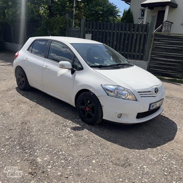 White Toyota Auris 2011 in Vilnius, with an engine capacity of 2.00 L and mileage of 272 thousand km for 4000 €, photo 3 on AUTOMOTO.COM.LV