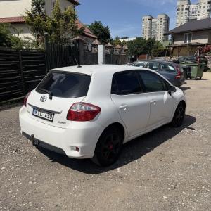 White Toyota Auris 2011 in Vilnius, with an engine capacity of 2.00 L and mileage of 272 thousand km for 4000 €, photo 5 on AUTOMOTO.COM.LV