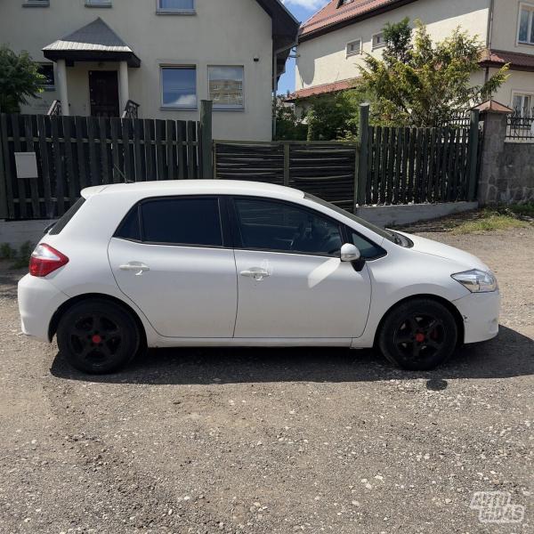 White Toyota Auris 2011 in Vilnius, with an engine capacity of 2.00 L and mileage of 272 thousand km for 4000 €, photo 5 on AUTOMOTO.COM.LV