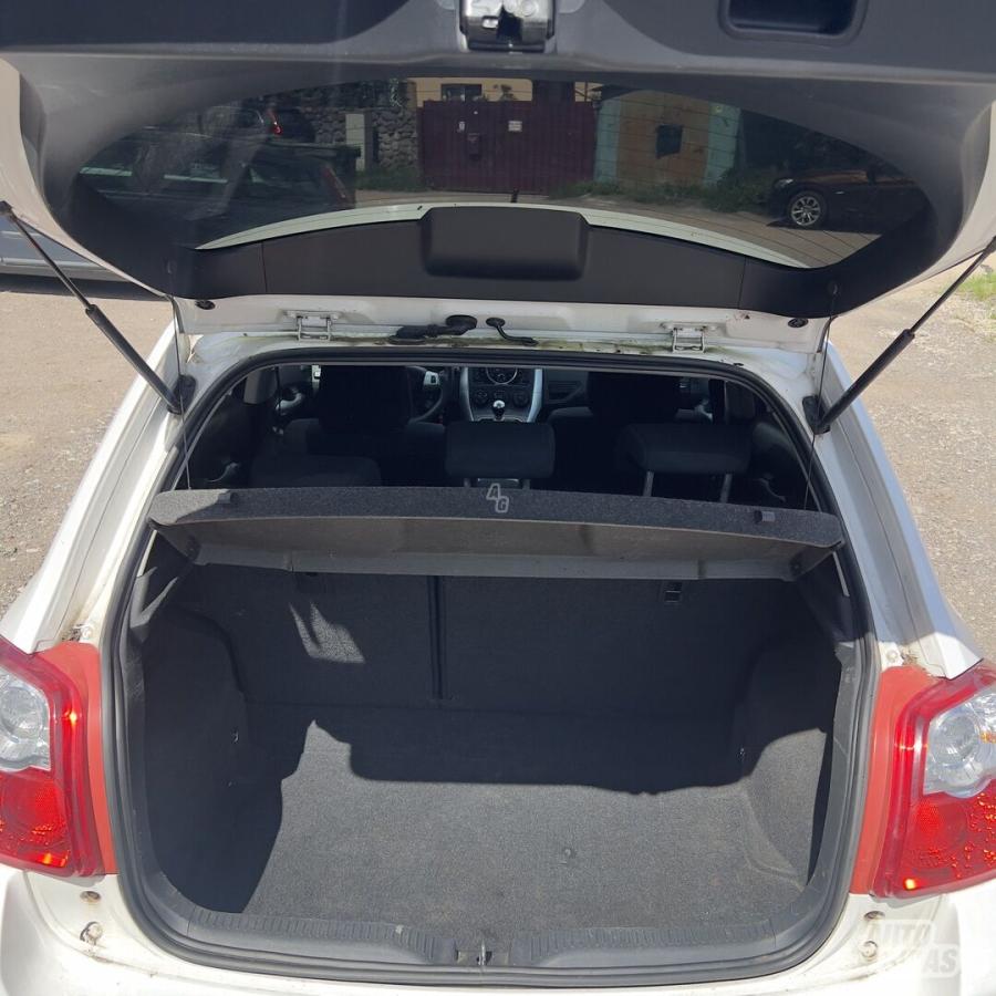 White Toyota Auris 2011 in Vilnius, with an engine capacity of 2.00 L and mileage of 272 thousand km for 4000 €, photo 7 on AUTOMOTO.COM.LV