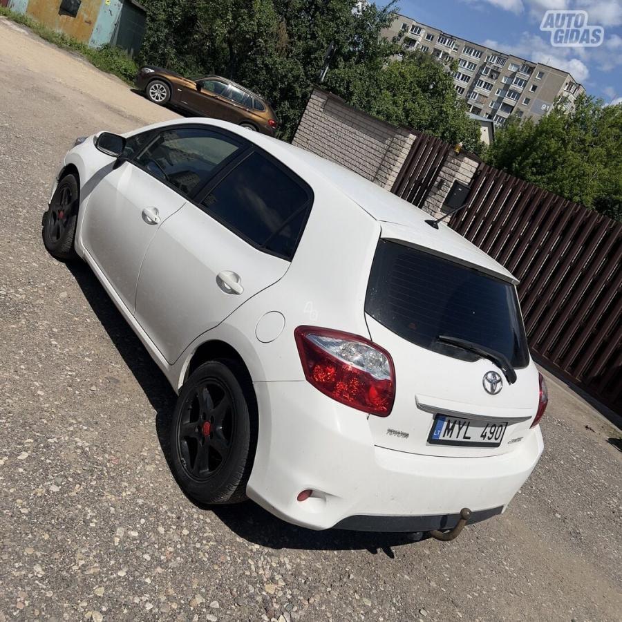 White Toyota Auris 2011 in Vilnius, with an engine capacity of 2.00 L and mileage of 272 thousand km for 4000 €, photo 8 on AUTOMOTO.COM.LV