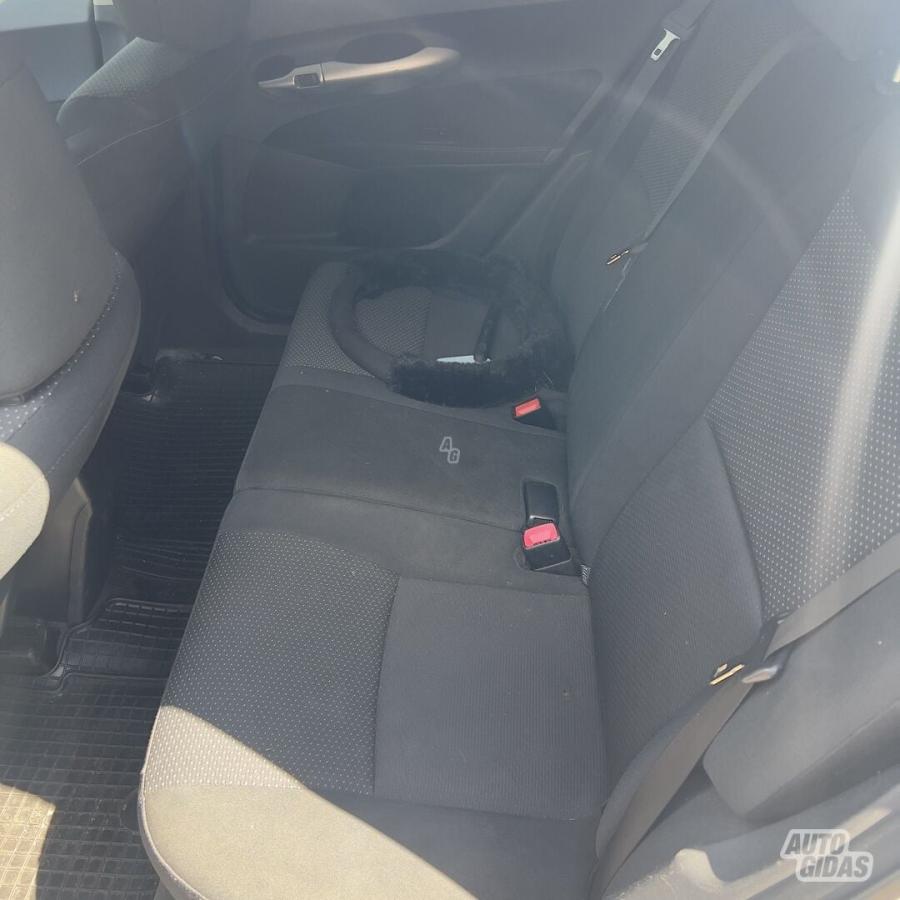 White Toyota Auris 2011 in Vilnius, with an engine capacity of 2.00 L and mileage of 272 thousand km for 4000 €, photo 9 on AUTOMOTO.COM.LV