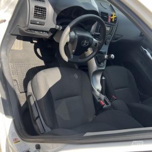 White Toyota Auris 2011 in Vilnius, with an engine capacity of 2.00 L and mileage of 272 thousand km for 4000 €, photo 10 on AUTOMOTO.COM.LV