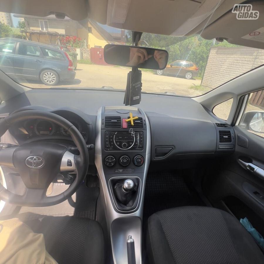 White Toyota Auris 2011 in Vilnius, with an engine capacity of 2.00 L and mileage of 272 thousand km for 4000 €, photo 13 on AUTOMOTO.COM.LV