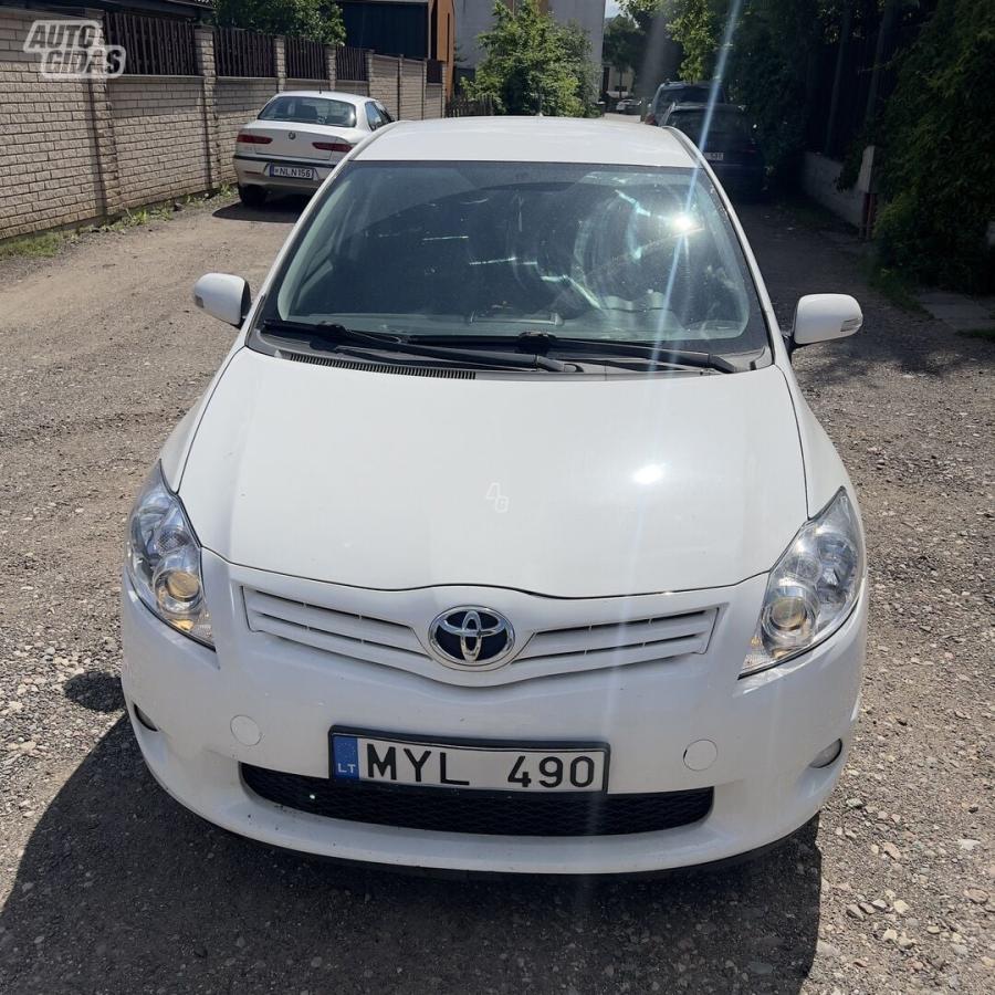 White Toyota Auris 2011 in Vilnius, with an engine capacity of 2.00 L and mileage of 272 thousand km for 4000 €, photo 14 on AUTOMOTO.COM.LV