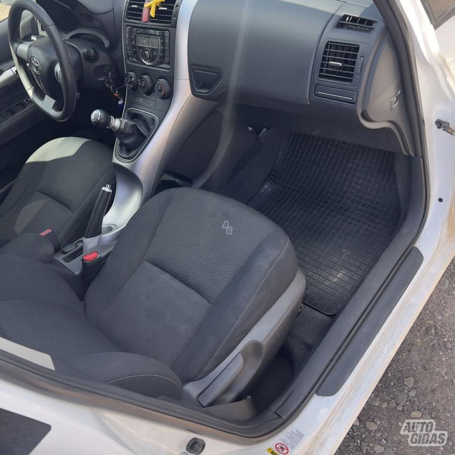 White Toyota Auris 2011 in Vilnius, with an engine capacity of 2.00 L and mileage of 272 thousand km for 4000 €, photo 15 on AUTOMOTO.COM.LV