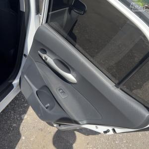 White Toyota Auris 2011 in Vilnius, with an engine capacity of 2.00 L and mileage of 272 thousand km for 4000 €, photo 18 on AUTOMOTO.COM.LV