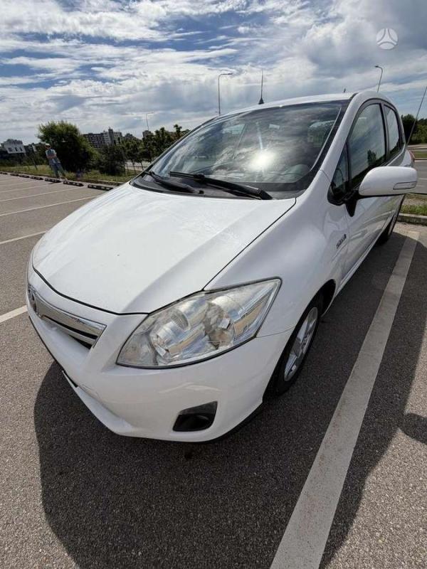 White Toyota Auris 2011 in Vilnius, with an engine capacity of 1.80 L and mileage of 297 thousand km for 5850 €, photo 1 on AUTOMOTO.COM.LV