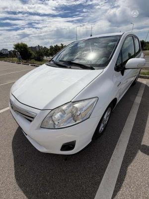 Balts Toyota Auris 2011 Viļņa, ar dzinēja tilpumu 1.80 L un nobraukumu 297 tūkst. km par 5850 €, foto  vietnē AUTOMOTO.COM.LV